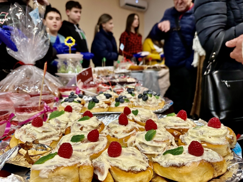 Ученици и учители от Оряхово организираха Коледен кулинарен базар снимки