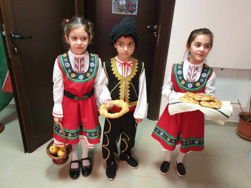 Кметът на Борован зарадва с подаръци деца на социално слаби родители снимки