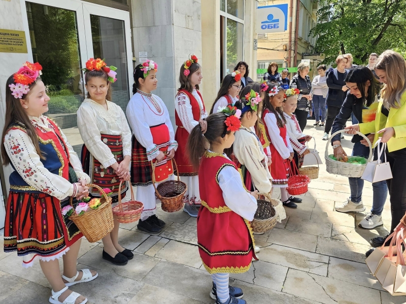 Лазарки от Крушовица посетиха Община Мизия снимки