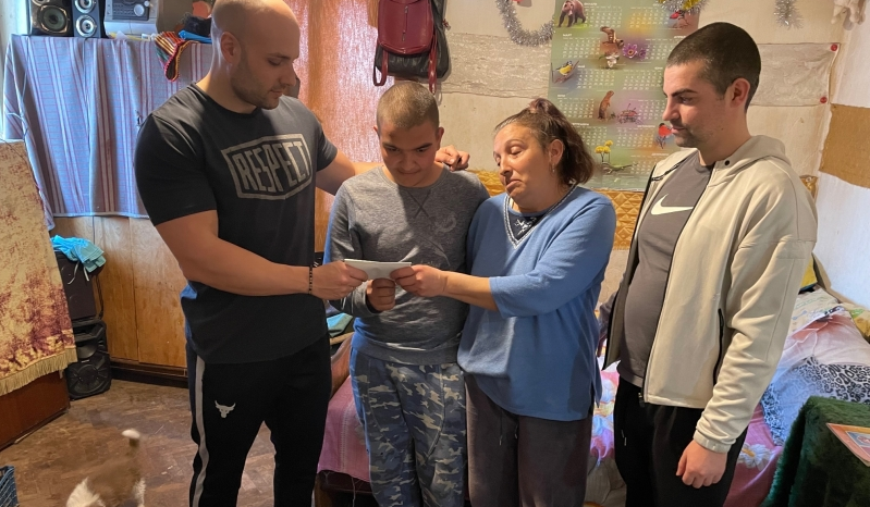 Добри сърца „Благотворни приятели“ подкрепи семейството с 3 деца от