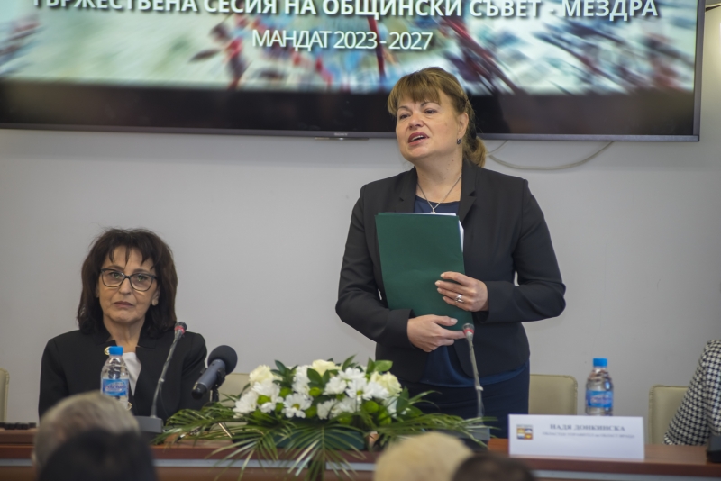 Новоизбраните кметове и общински съветници в община Мездра положиха клетва снимки