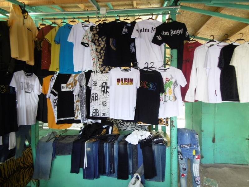 При спецакция Ченгета намериха много „маркови“ дрехи в магазин в Козлодуй