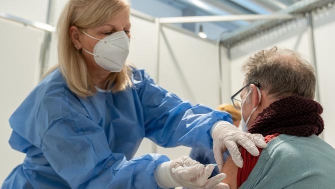 Ваксинират срещу коронавирус във Врачанско