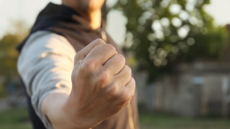 Мъже нападнаха 13 годишен в училище отправиха му и заплахи