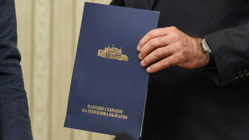 Румен Радев връчи втория мандат на ПП ДБ те го върнаха веднага неизпълнен