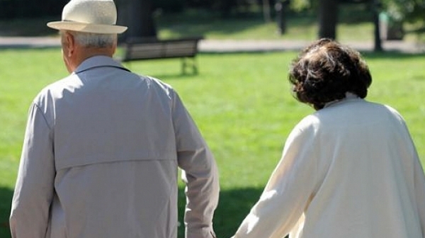 Плащат пенсиите за април по късно