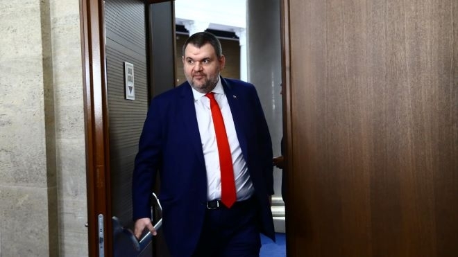 ДПС Ново начало регистрира листите си с кандидати за народни