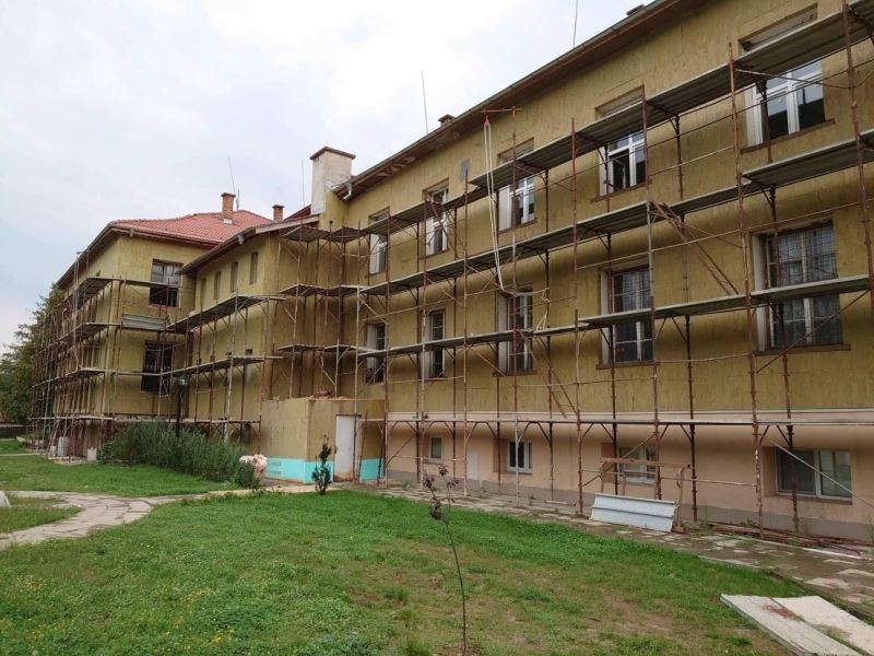 Ремонтират Старото училище в Чипровци снимки