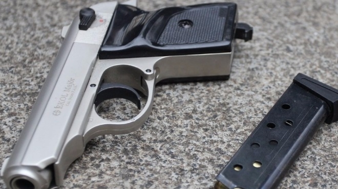 Ченгета тарашиха дома на младеж намериха дрога и пищов