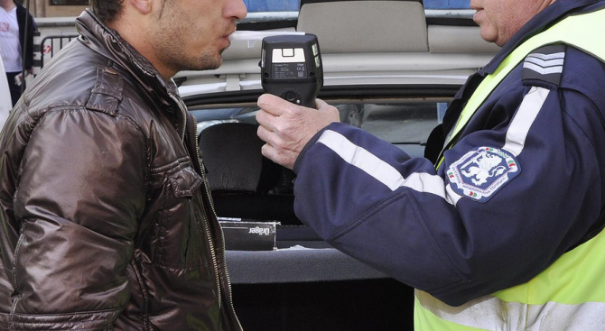 Посред бял ден Полицаи спряха пиян мъж от Ямбол шофирал влекач в Оряхово