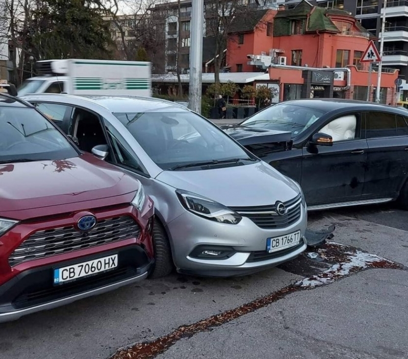 19 годишен без книжка блъсна полицай и няколко коли в София снимки