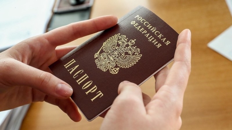 Близо 300 000 украинци са поучили руски паспорти