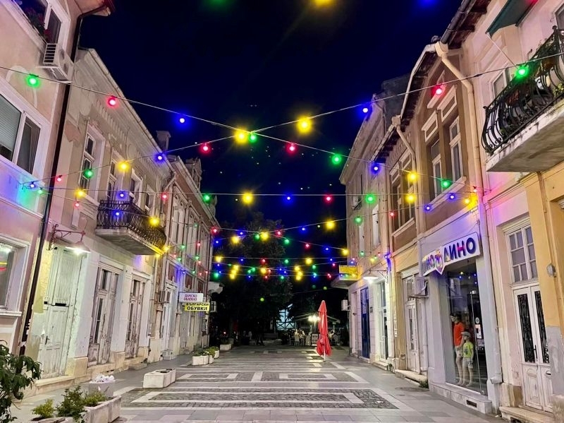 Община Враца радва врачани за пореден път разноцветна завеса от