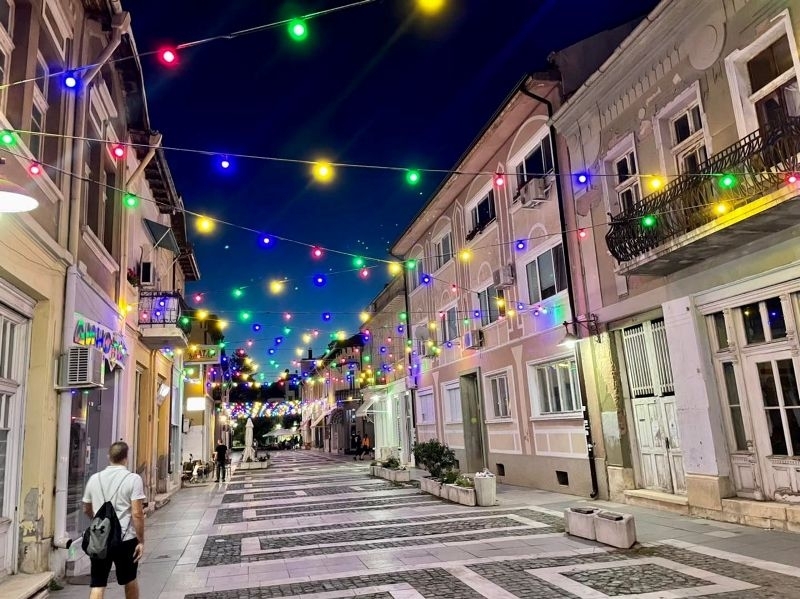 Община Враца радва врачани за пореден път разноцветна завеса от