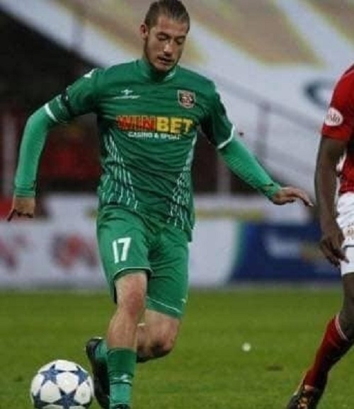 Футболист от Ботев Враца помага на дете в нужда