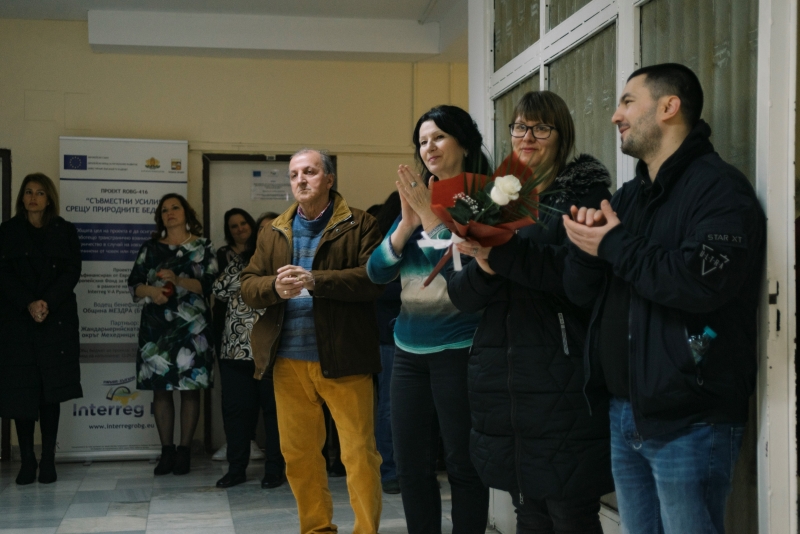 Даниела Савова подреди в Община Мездра първата си самостоятелна изложба живопис