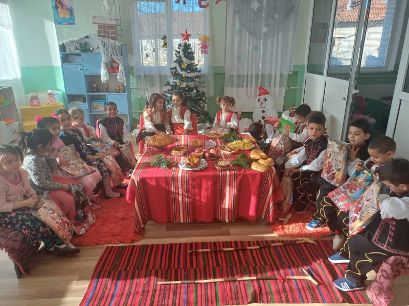 Децата от Добролево посрещнаха Дядо Коледа снимки