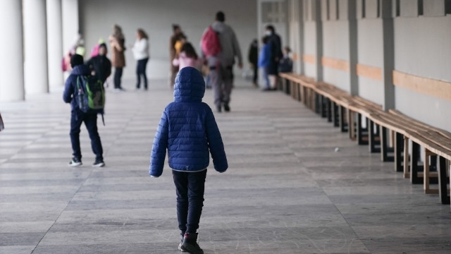 Учениците в 60 общини влизат в клас без тестване