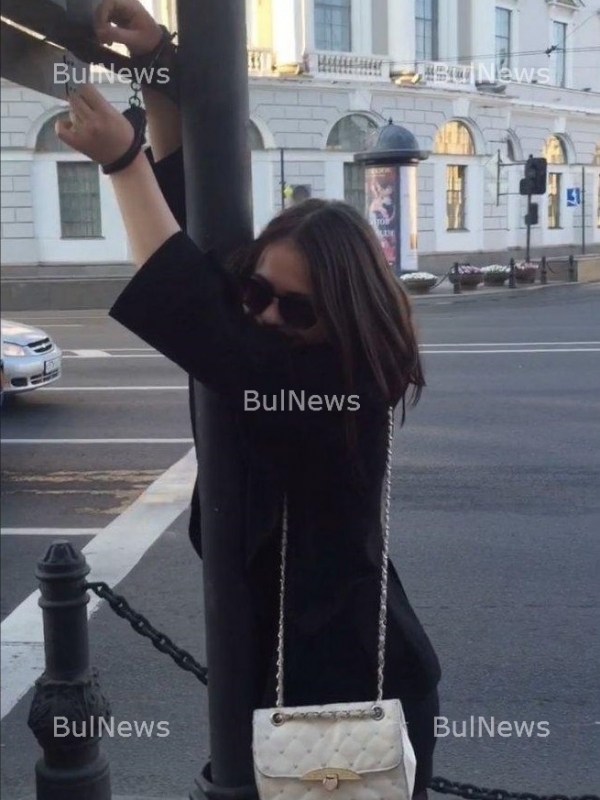 Ревнивец прикова жена си с белезници за автобусна спирка (ВИДЕО)