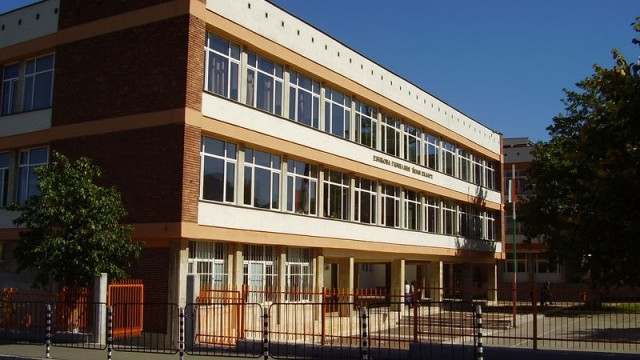 Учениците от Езиковата гимназия във Враца излизат в грипна ваканция