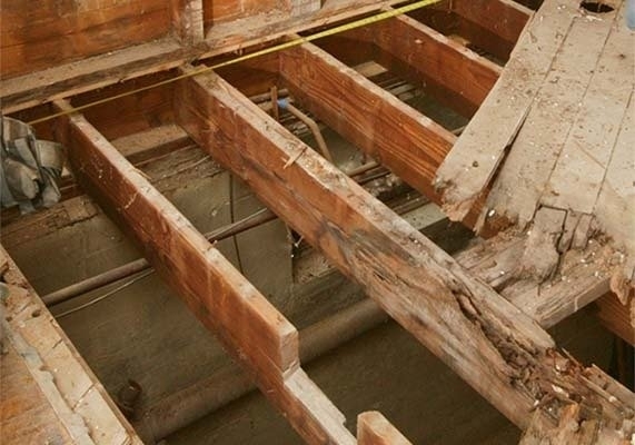Пожарникари спасиха жена затрупана от паднал гредоред в къщата ѝ в Лом