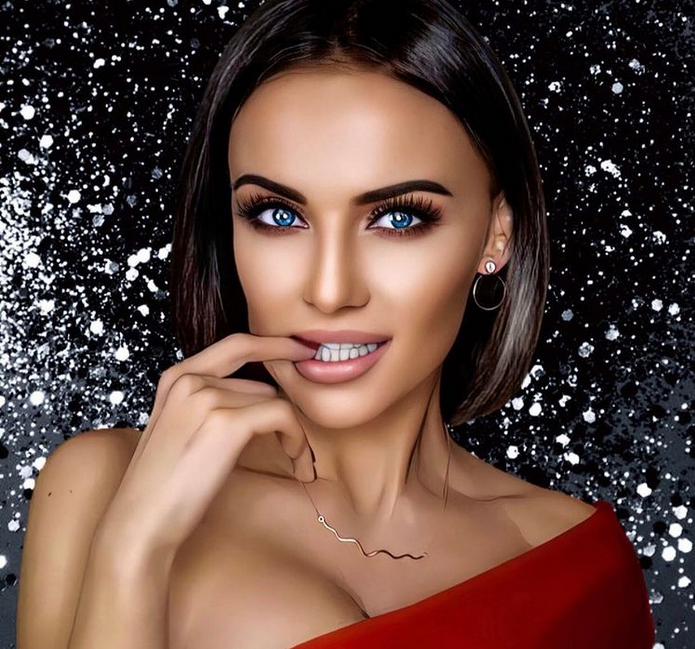 Красива журналистка се размина на косъм от юмруци по време на интервю снимки