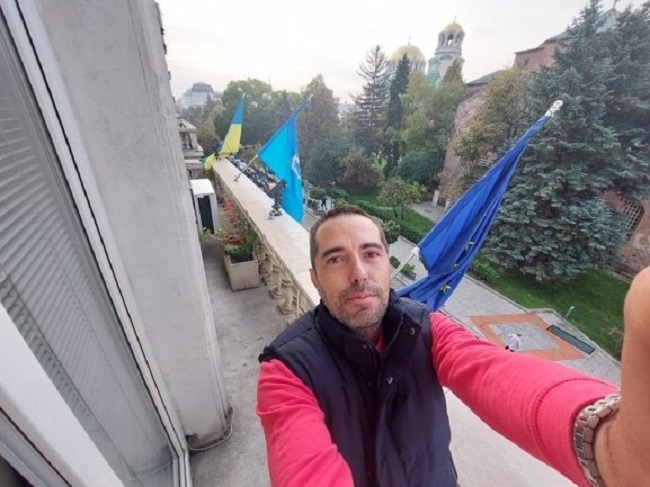 Общинарят с маската и пистолетите се оттегли от ръководството на Столичния общински съвет