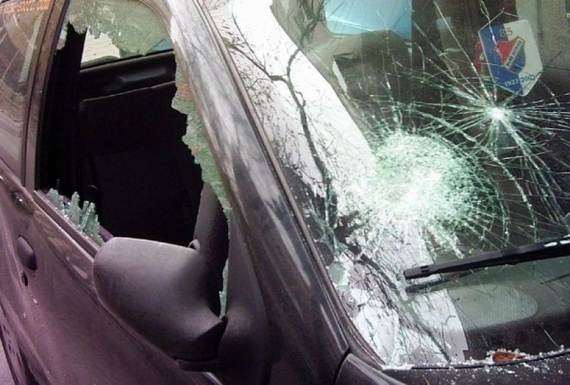 Сладко отмъщение Потрошиха два автомобила на жена във Видинско
