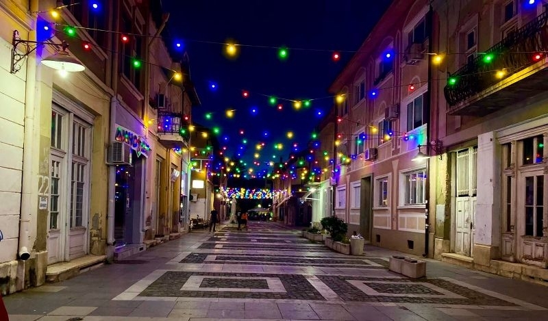 Община Враца радва врачани за пореден път разноцветна завеса от