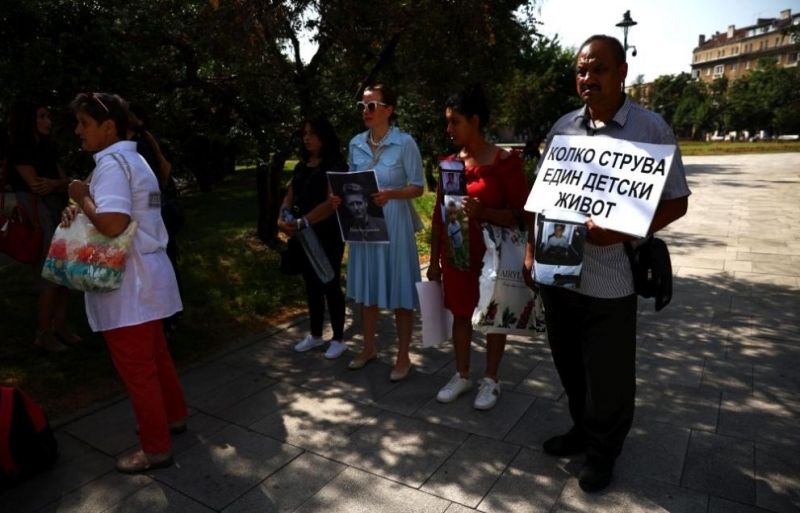 Близки на загинали при катастрофи се събраха пред МРРБ искат по строги мерки срещу нарушителите