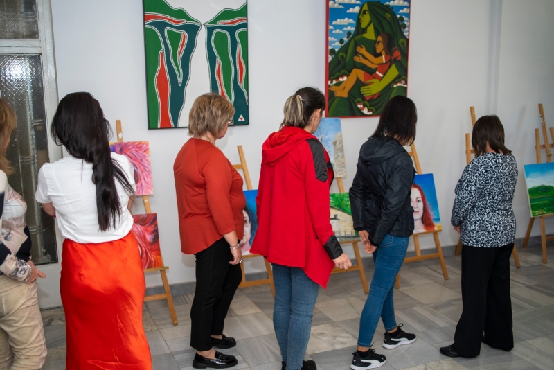 Художникът Иво Ангелов подреди в Община Мездра самостоятелна изложба живопис снимки