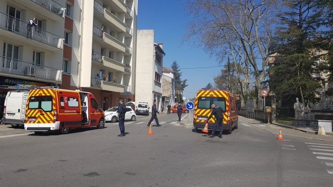 Мъж намушка с нож двама души във Франция