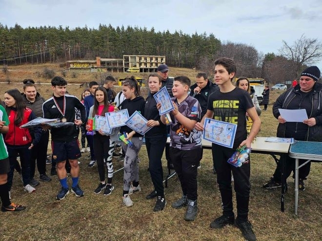 Деца и младежи от Враца премериха сили в зимен спортен празник снимки