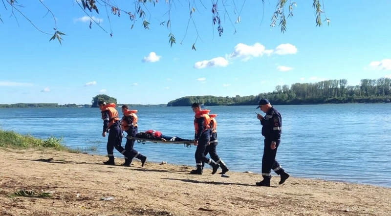 Пожарникари спасяваха хора от обърнал се кораб в Дунав край Видин снимки