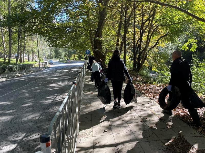 Доброволци почистиха река Лева край Враца снимки