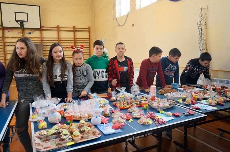 Ученици подредиха благотворителен базар в Мездра снимки