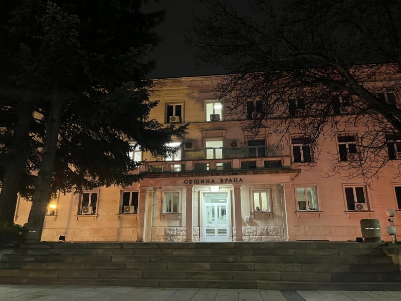 Сградата на Община Враца светна в различни цветове снимки