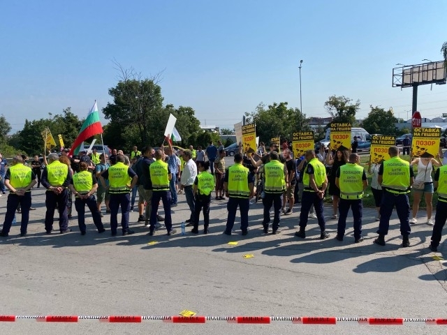 Напрежение на протеста преди националното съвещание край резиденция Бояна