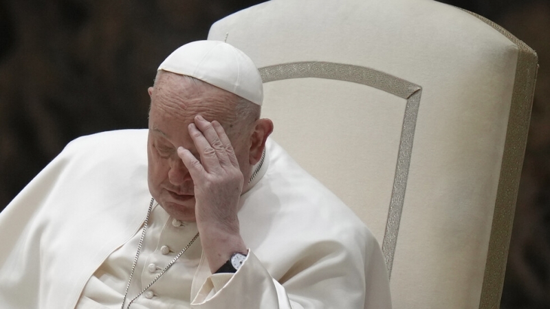 Папа Франциск е приет в болница