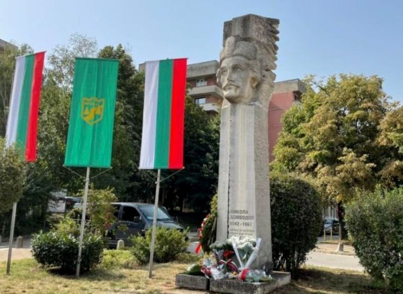 Отдаваме почит пред живота и делото на Никола Войводов снимки