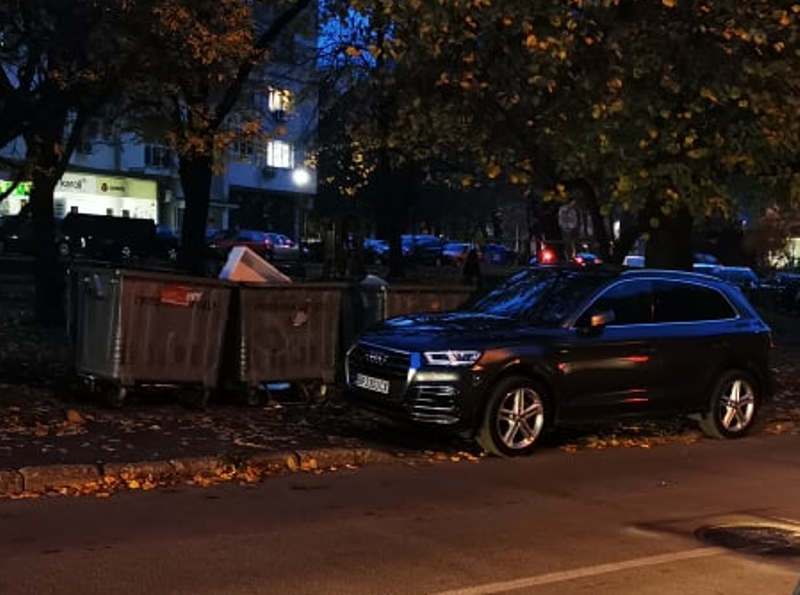 Наглостта е безгранична! Тарикат паркира на тротоар във Враца /снимки/
