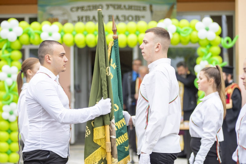 Средно училище „Иван Вазов“ в Мездра чества 100 години гимназиално
