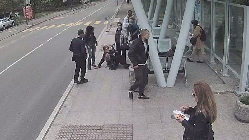 Потресаваща агресия Мъж нападна безпричинно възрастна жена