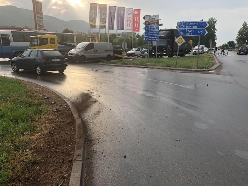 Инцидент на пътя Камион и кола се удариха на кръгово във Враца