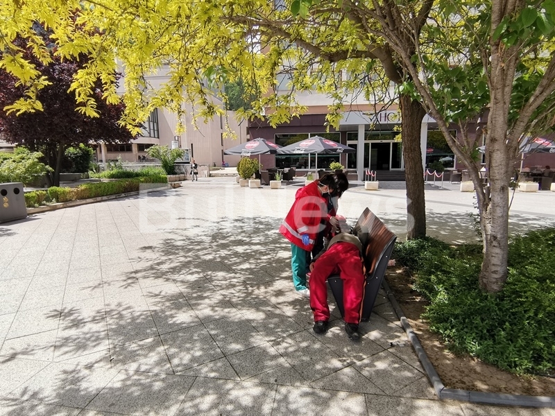 Нещо става Полиция и линейка нахлуха в центъра на Враца заради окървавен човек снимки