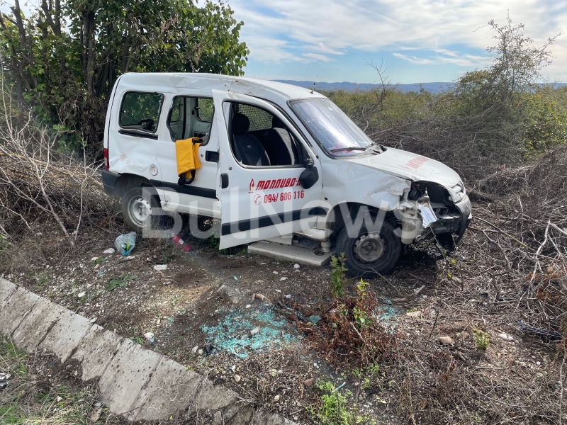 От последните минути Служебна кола на Топливо изхвърча от пътя край Враца снимки