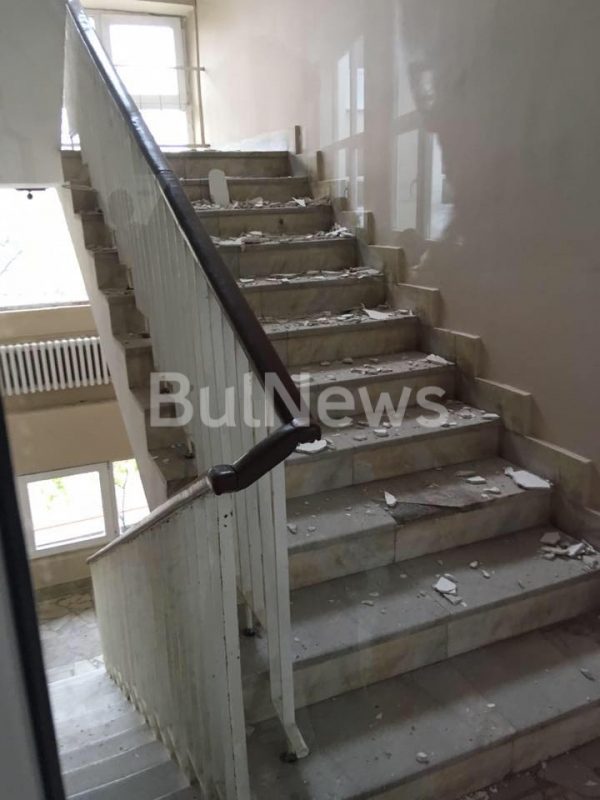 Внимание Езиковата гимназия във Враца се руши парчета мазилка падат от тавана снимки