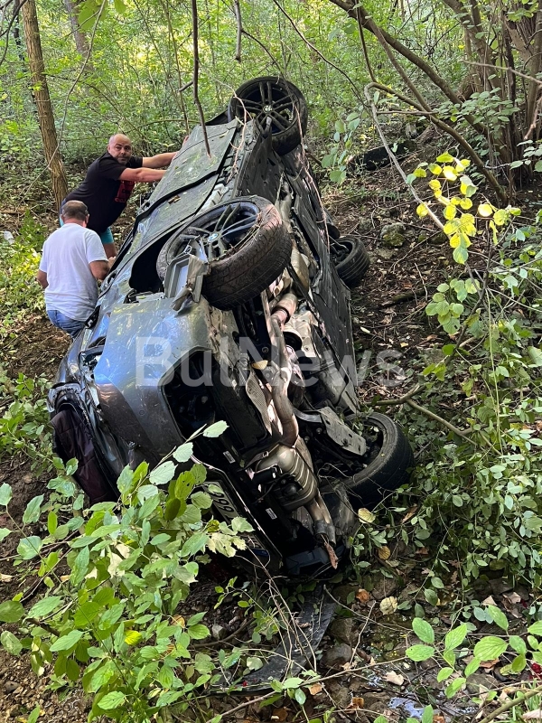 Инцидент на пътя Младеж се обърна с БМВ то си в дере във Врачанско снимки