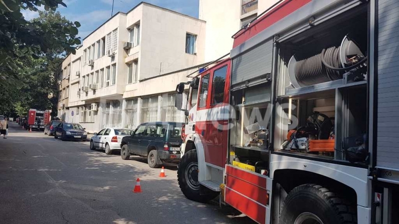 Нещо става Две пожарни отцепиха сградата на областната дирекция на МВР във Враца снимки