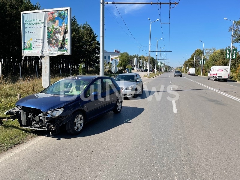 Червилото не кара Жена се заби в Мерцедес край Технополис във